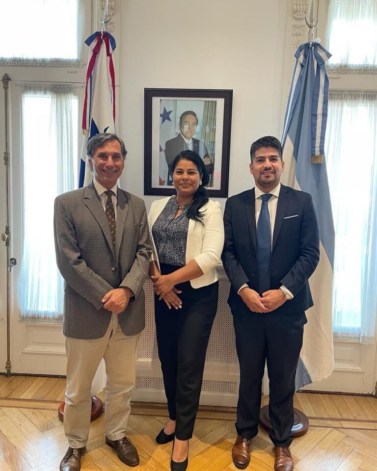 Reunión en la Embajada de Panamá por futuros proyectos de Investigación ...